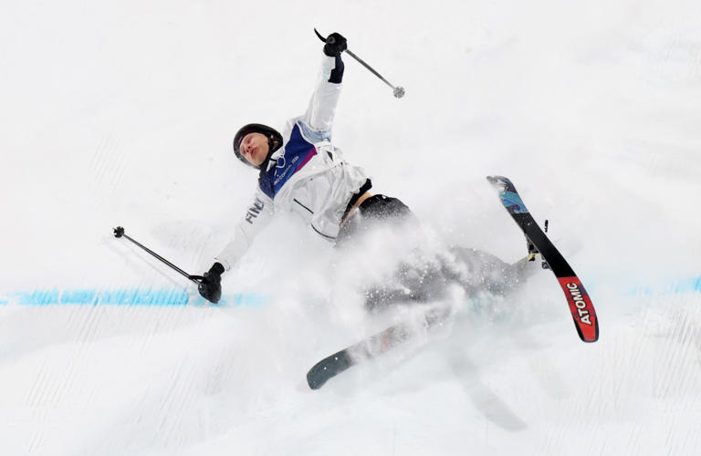 Brutal crashes in big air ski jump event