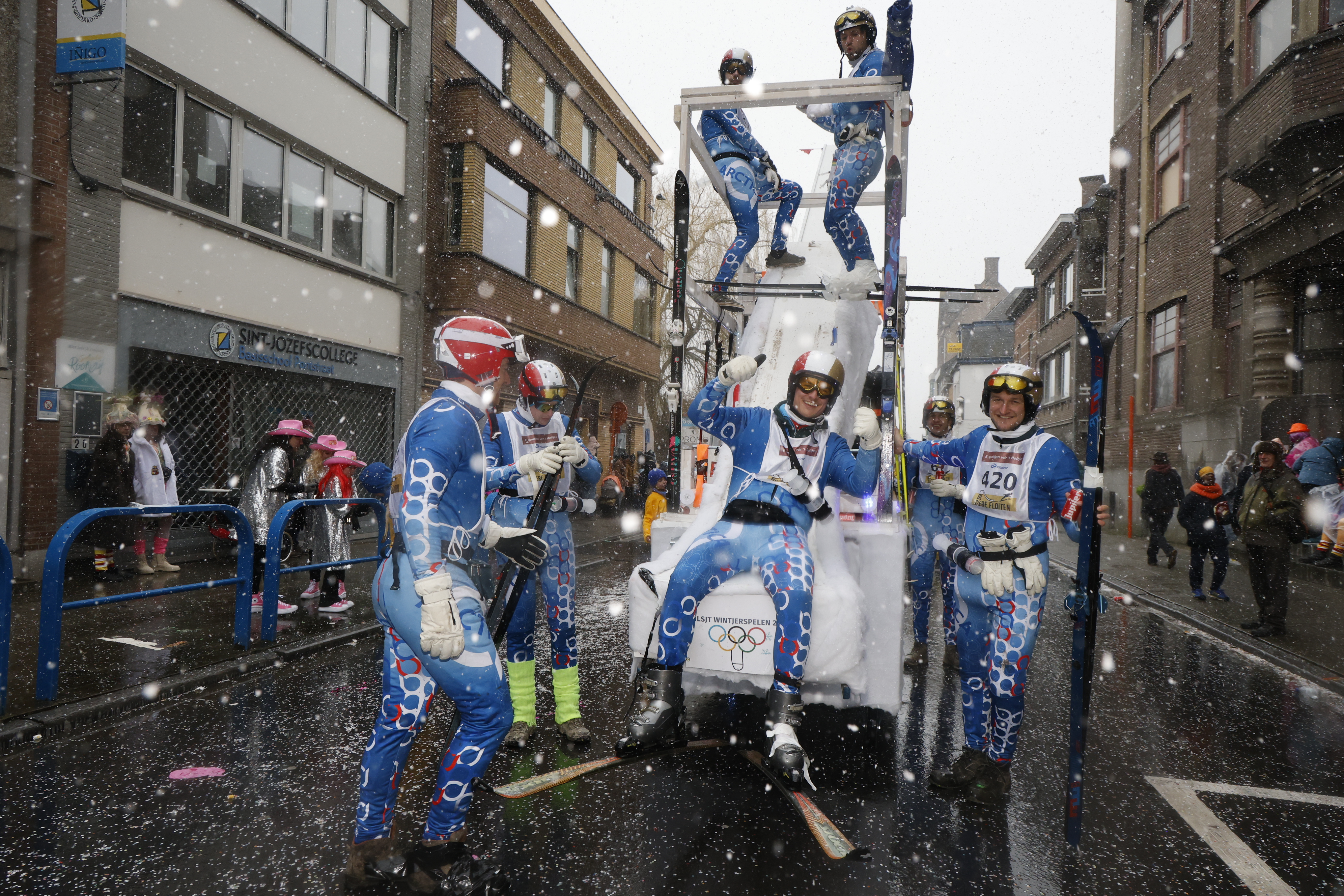 Aalst carnaval lokt zondag 50.000 bezoekers ondanks sneeuw