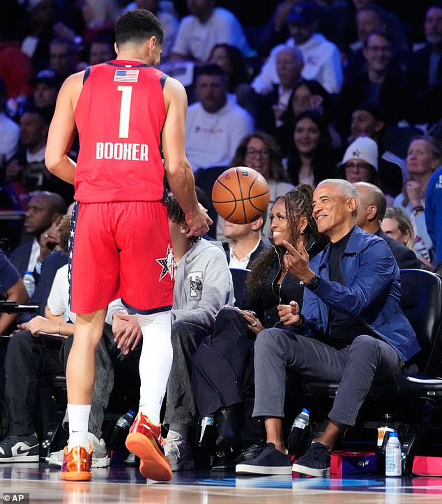 Obama catches loose ball while sitting courtside with Michelle at NBA ...