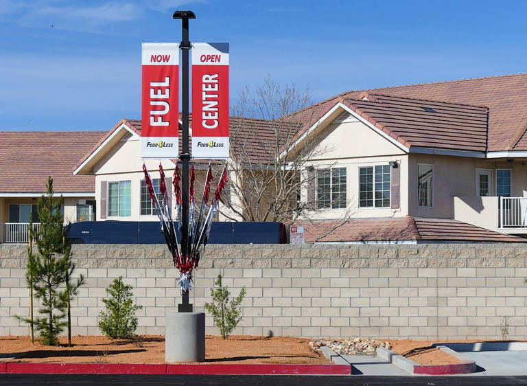 A new Food 4 Less fuel center just opened in Apple Valley. Here’s where