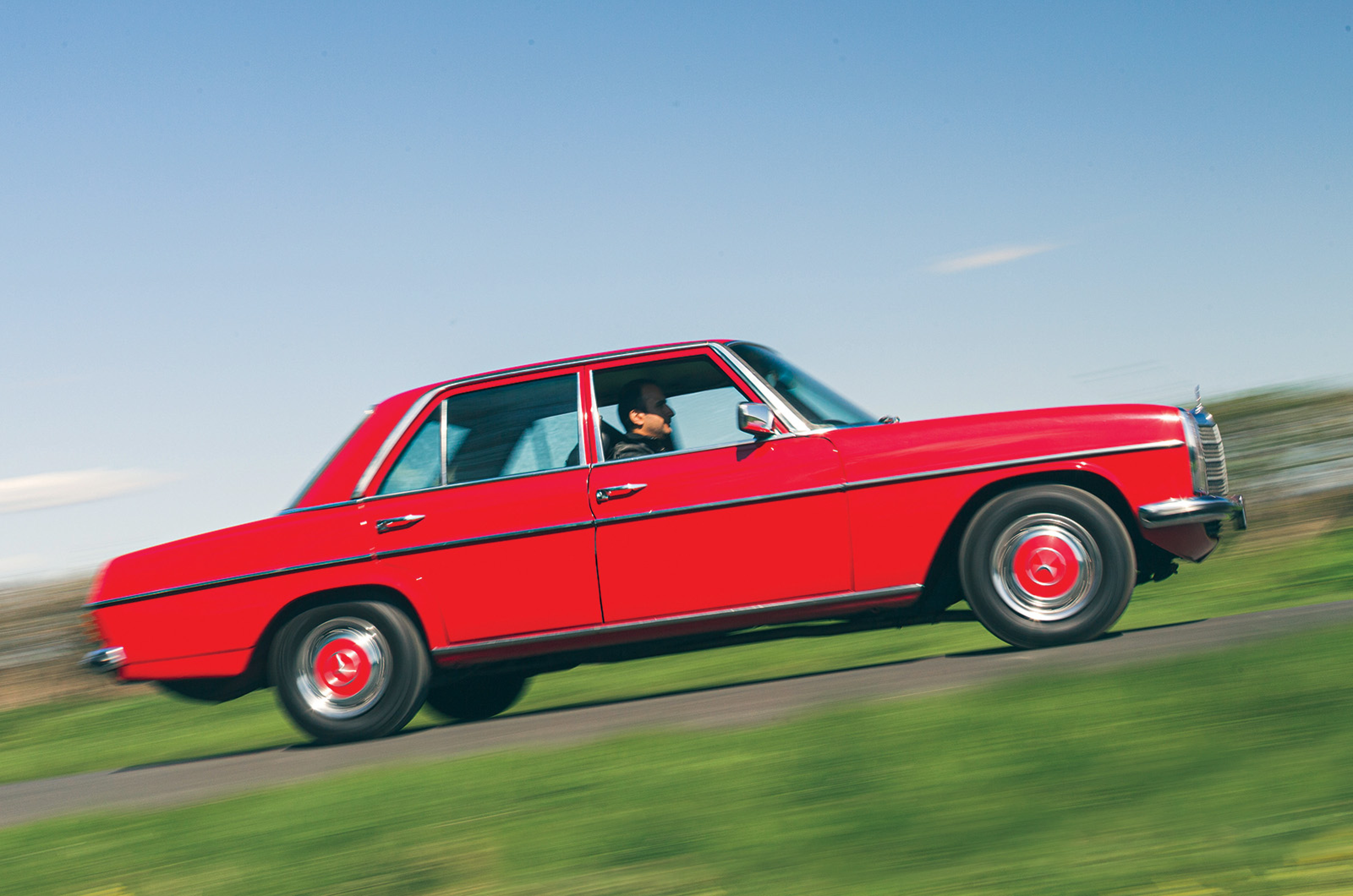 12 carros brilhantes com motores de cinco cilindros