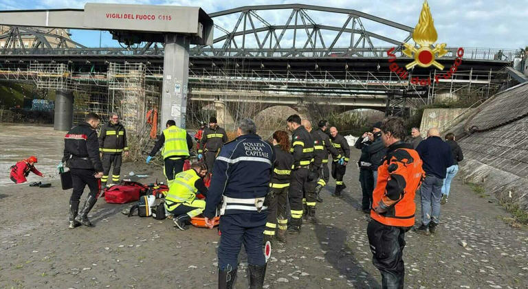 Cade da Ponte Sisto e precipita nel Tevere: la donna recuperata a ...