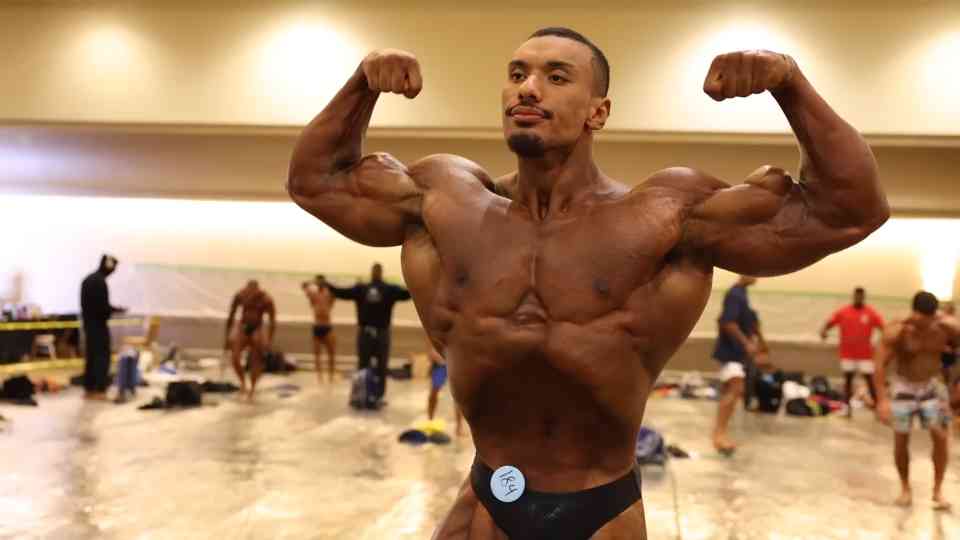From 270 to 232 - Larry Wheels’ classic physique transformation & victory