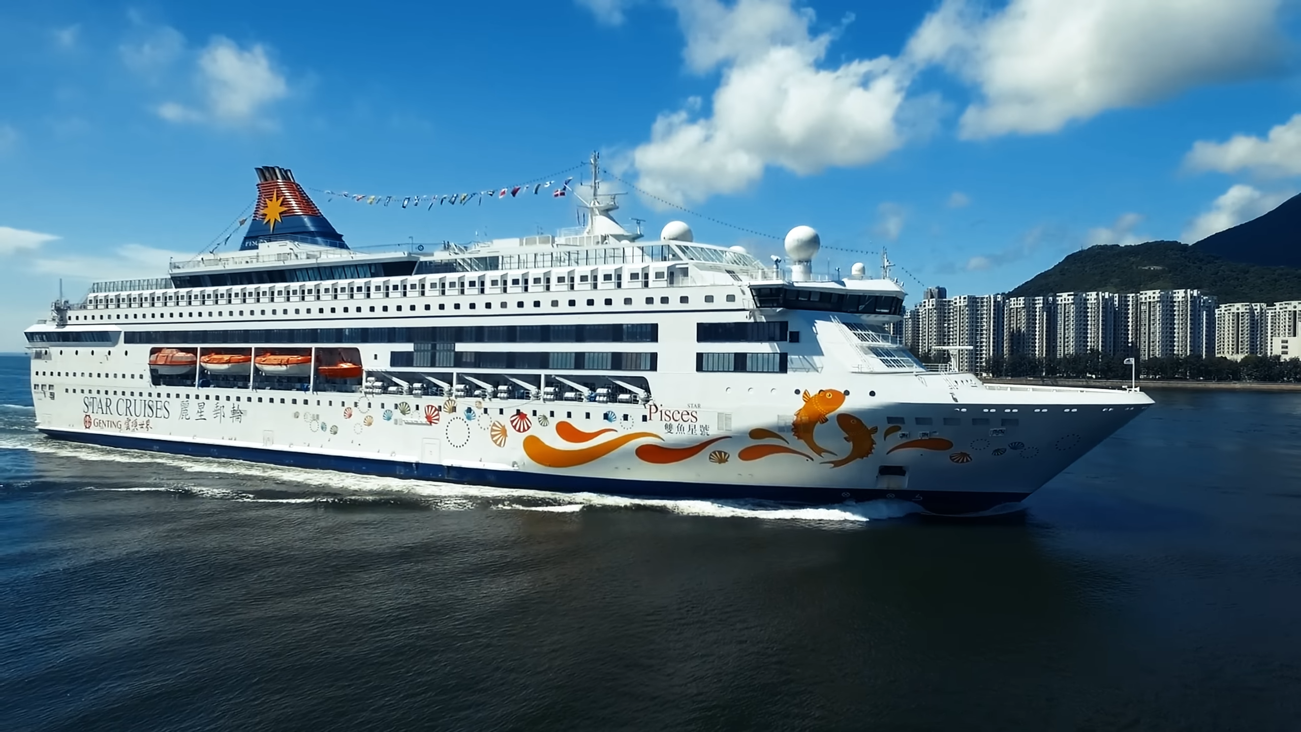 How massive ships manage to turn at sea