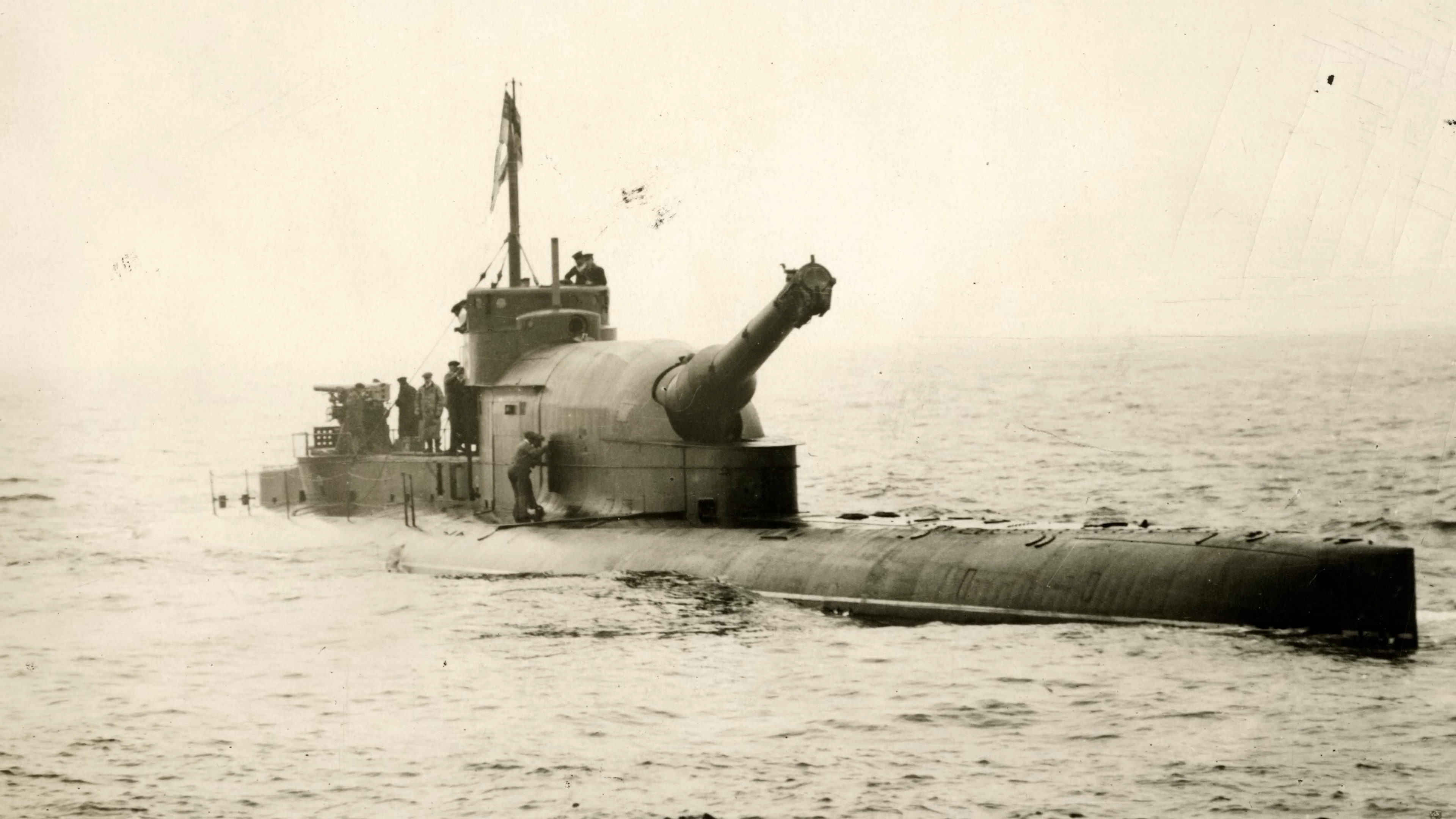 Why did Britain put a battleship gun on a submarine?
