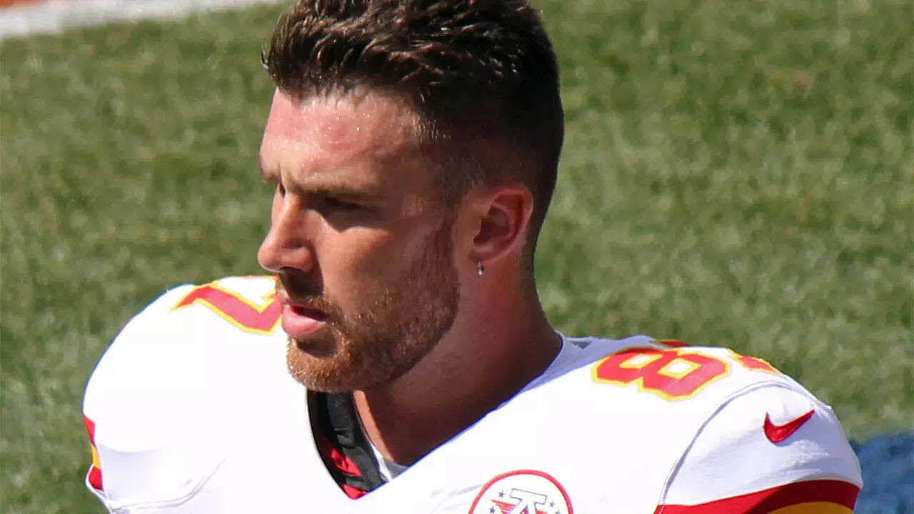 Travis Kelce accidently hits fan with golf ball at Pebble Beach; rushes ...
