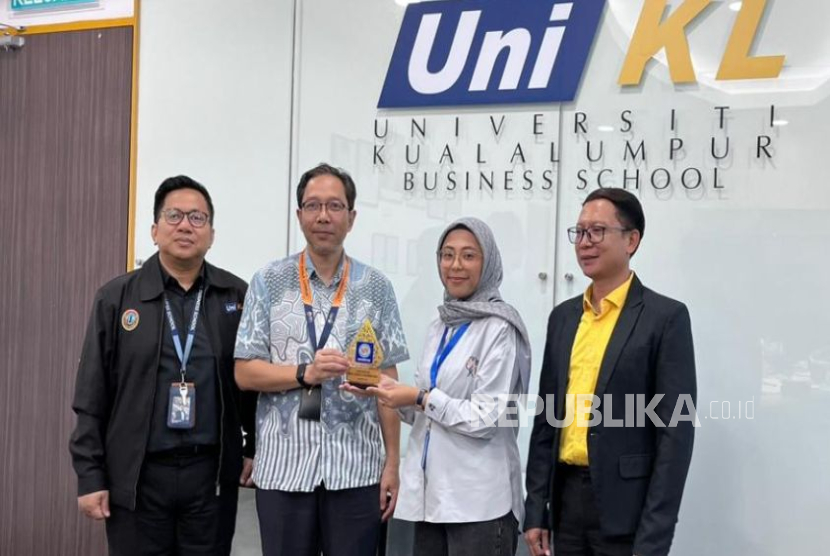 Edutrip UBSI tukar plakat dengan UniKL Kuala Lumpur