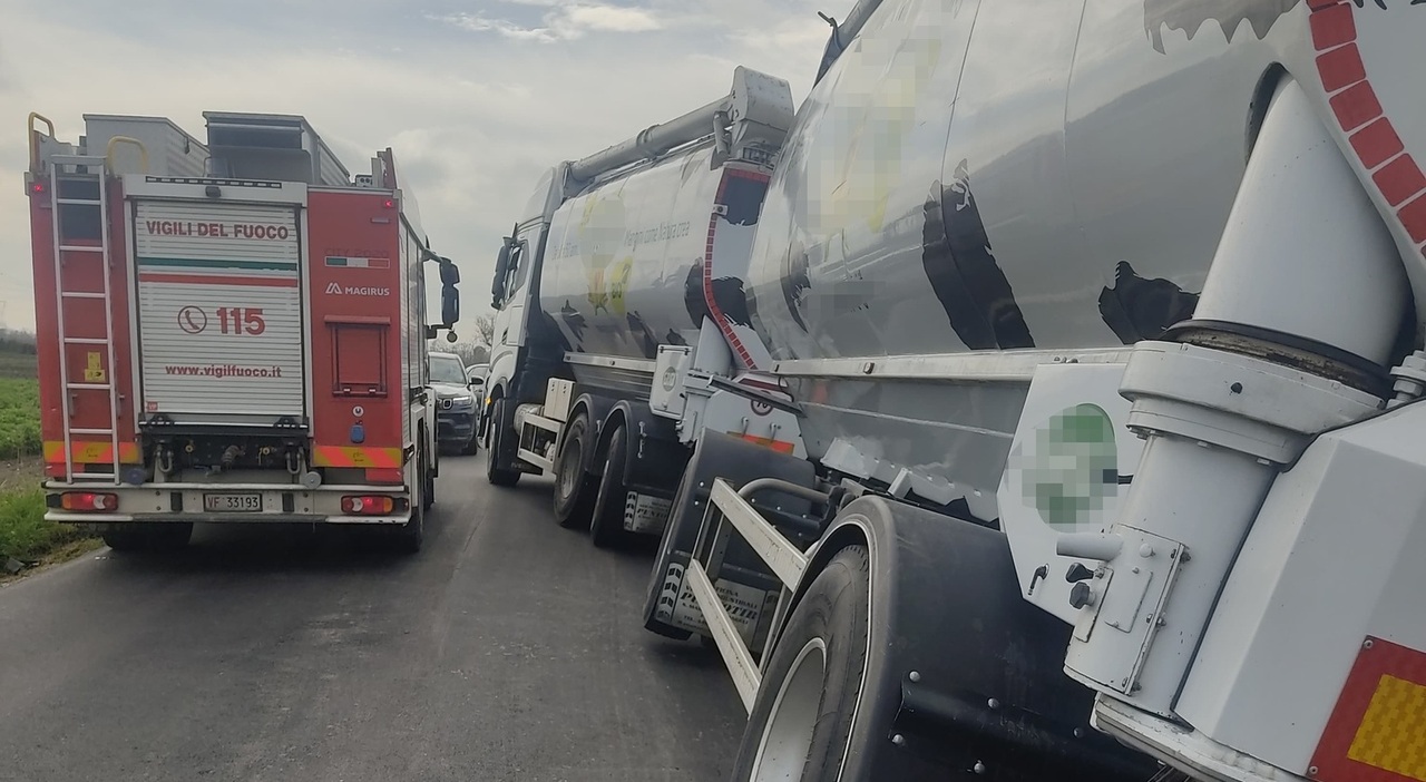 Autotreno finisce nella cunetta laterale: traffico in tilt e intervento ...