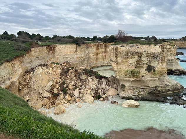 Severe weather sends Italy's famous 'lovers' arch' crashing into the ...