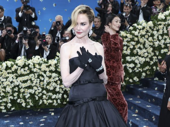 Το look της Nicole Kidman στο Chanel show είχε την ανατροπή που δεν ...