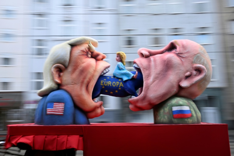 Sátira política y crítica a Putin y Trump en tradicionales desfiles en ...