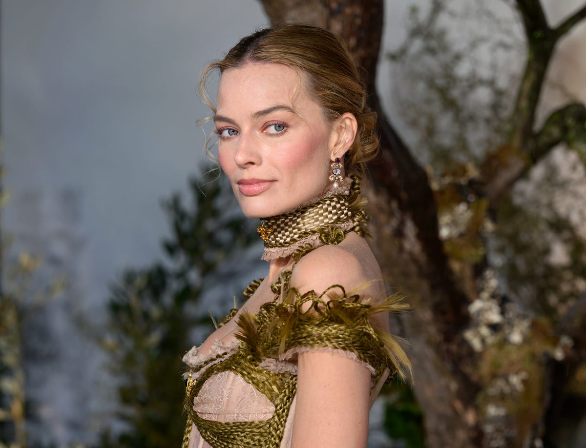 Margot Robbie's soft 'boho bob' with bangs is the most effortless ...