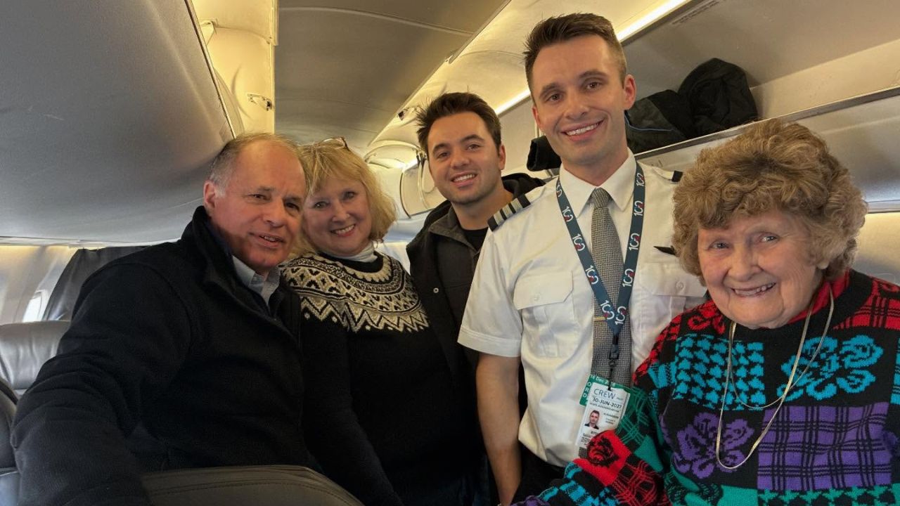 Pilot takes his 88-year-old grandmother on her first plane ride and the ...