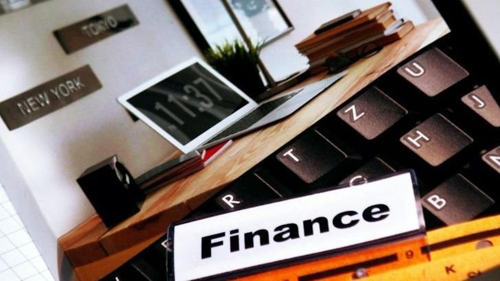 Fear of financial collapse and its role in historical economic crises