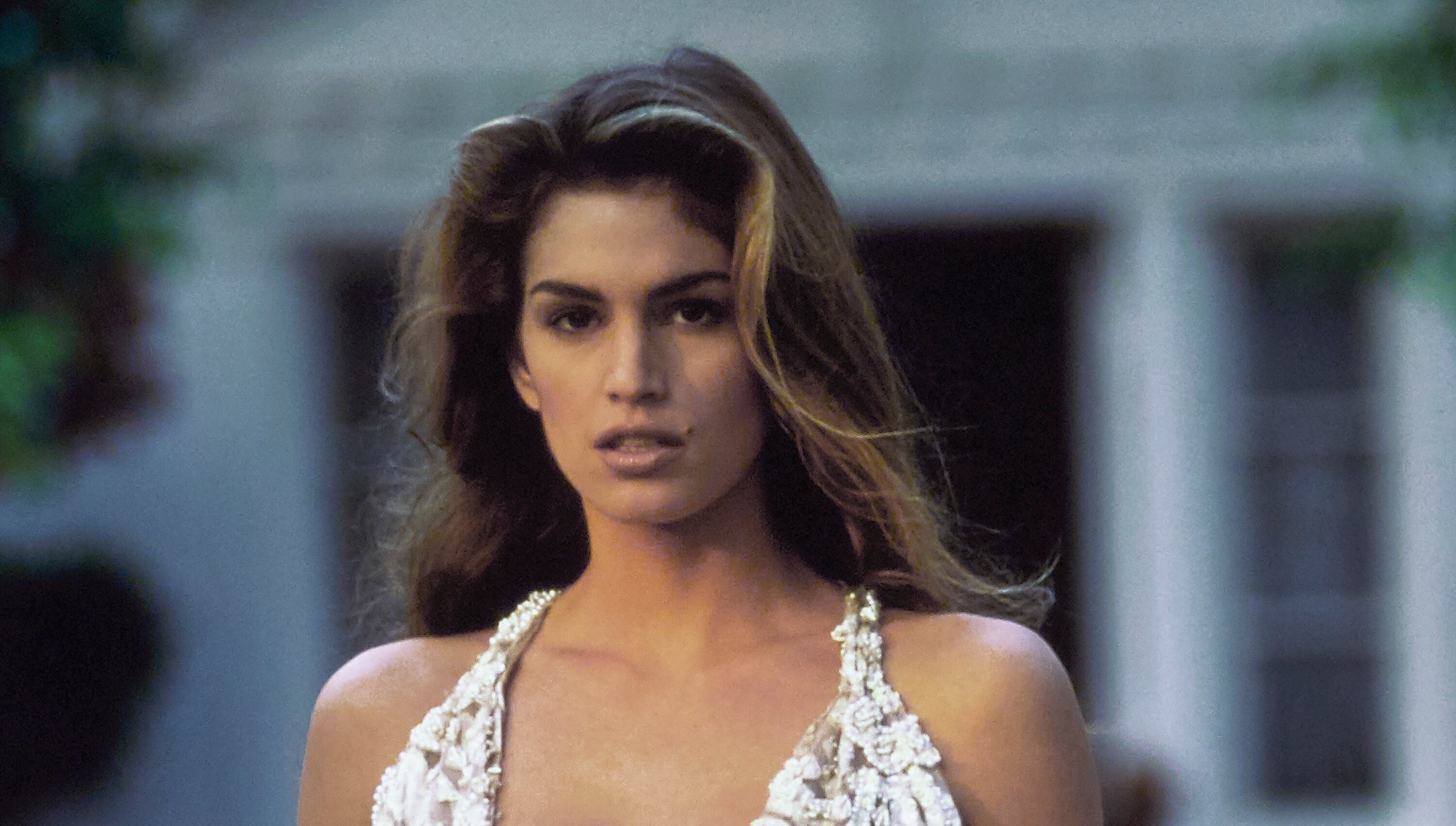 The ultimate ’90s supermodel just changed the hair that made her famous