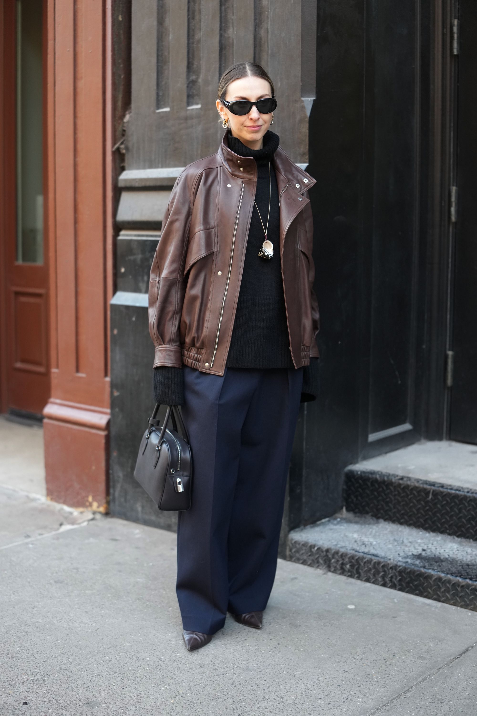 El color café se combina así para un look elegante en febrero 2026 ...