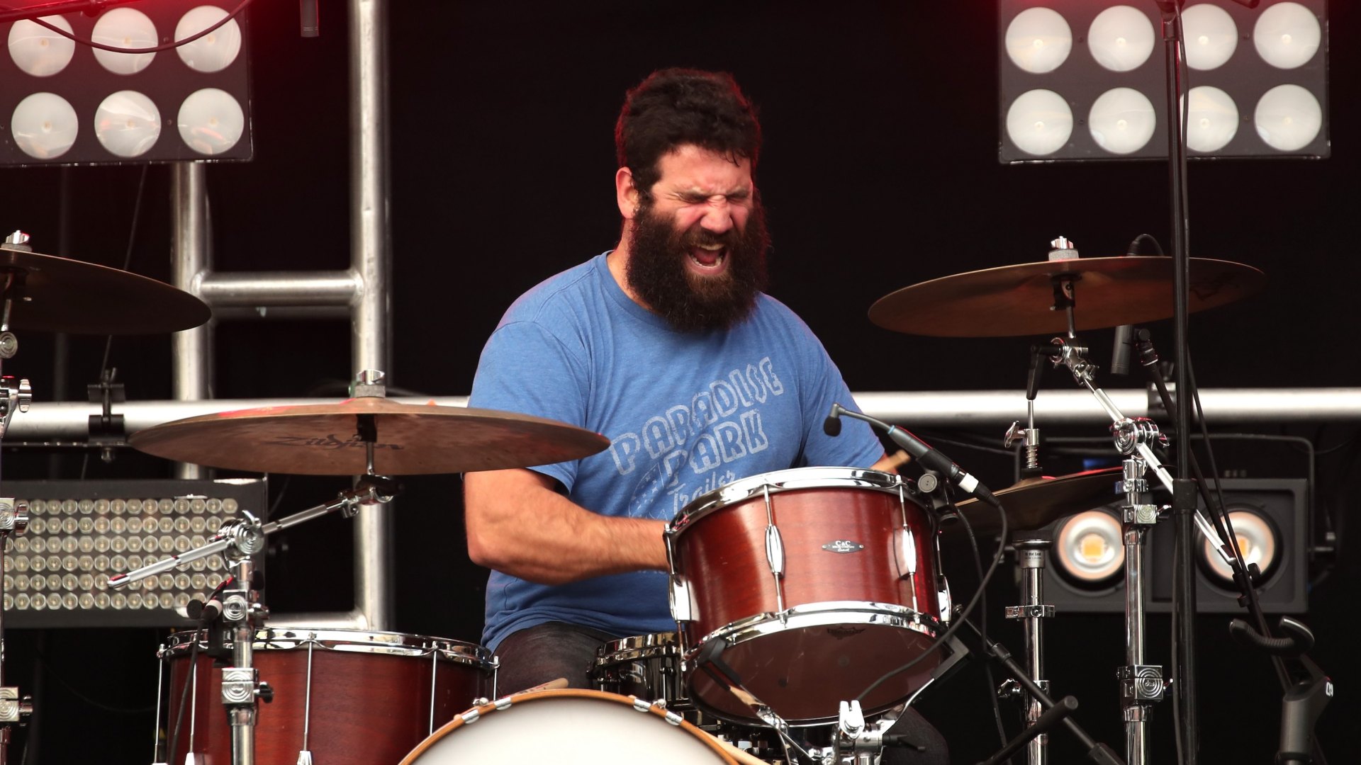 El baterista de la banda de indie rock, Manchester Orchestra, Timothy ...