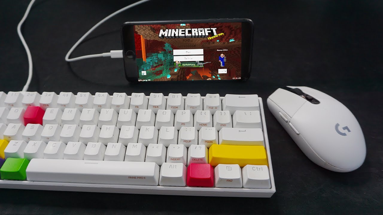 I tried mobile Minecraft while cheating with keyboard and mouse