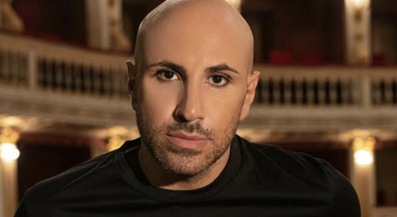 Sanremo 2026, chi è Vincenzo De Lucia, il comico e imitatore napoletano ...