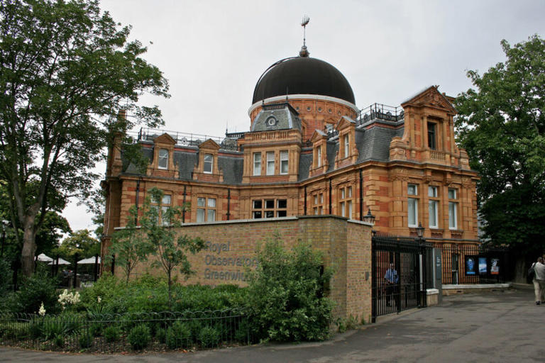 UK's royal astronomers join hunt for Ramadan's crescent moon
