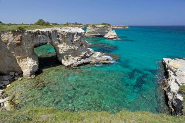 Severe weather sends Italy's famous 'lovers' arch' crashing into the ...