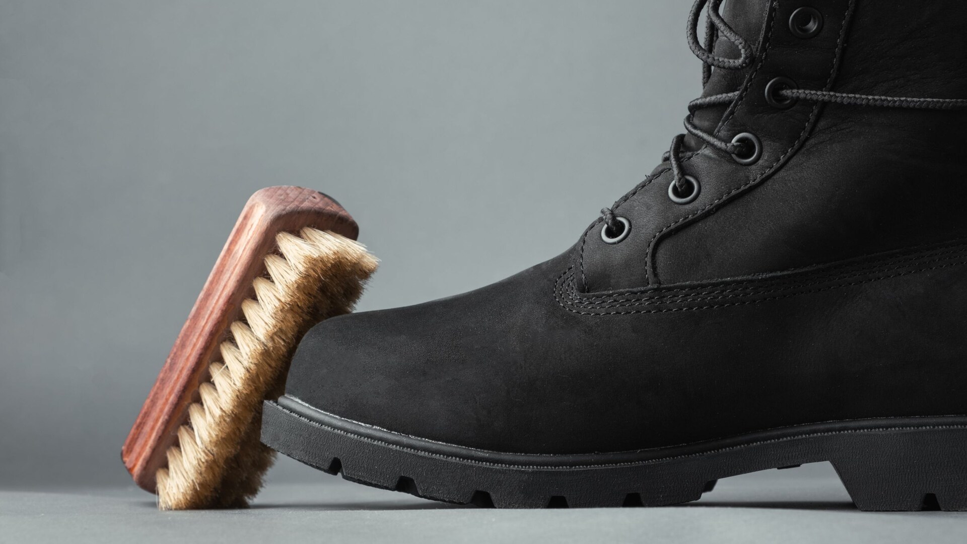 Wildlederschuhe wie neu: 10 Tricks, die jeder Schuh-Liebhaber kennen muss