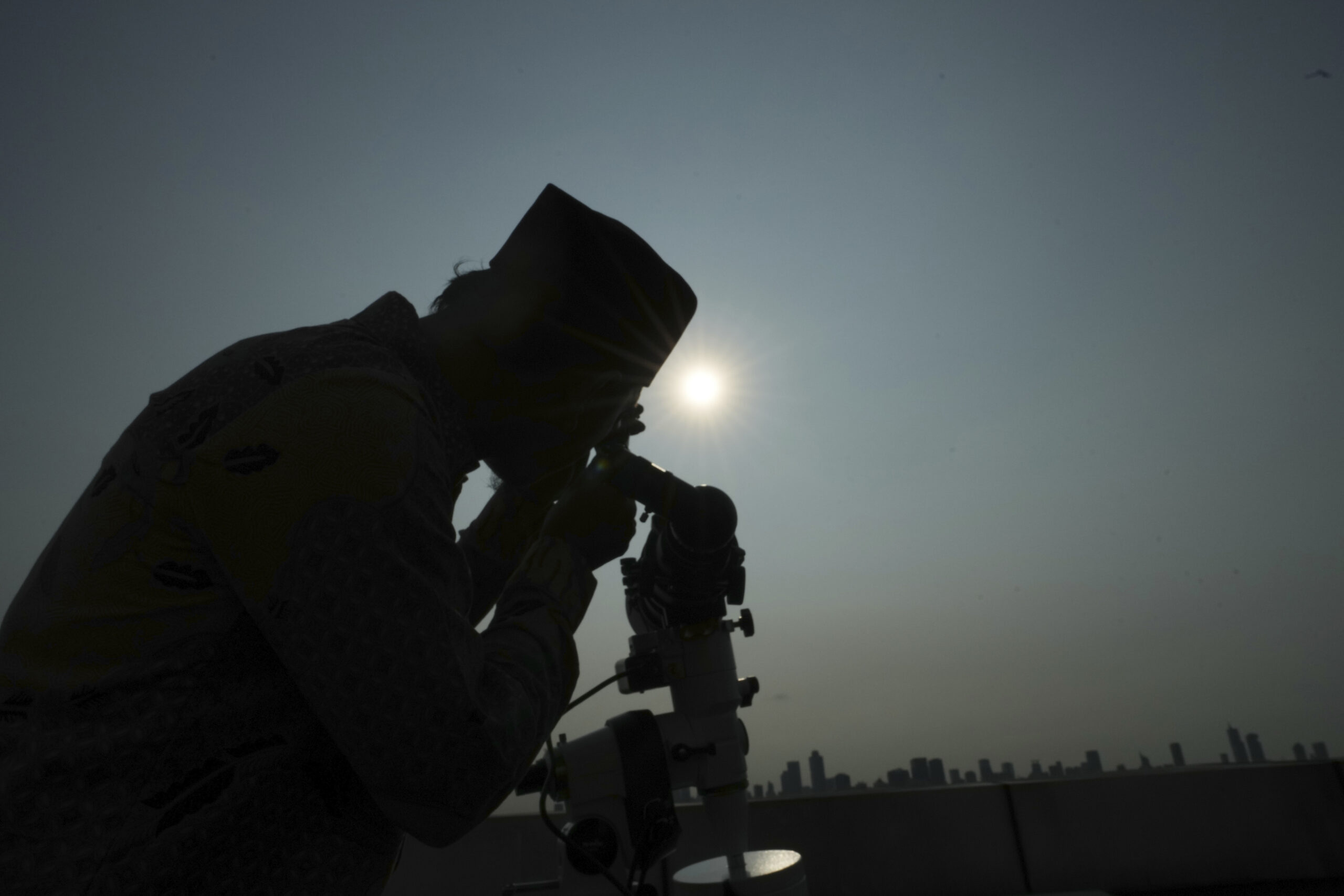 UK's royal astronomers join hunt for Ramadan's crescent moon