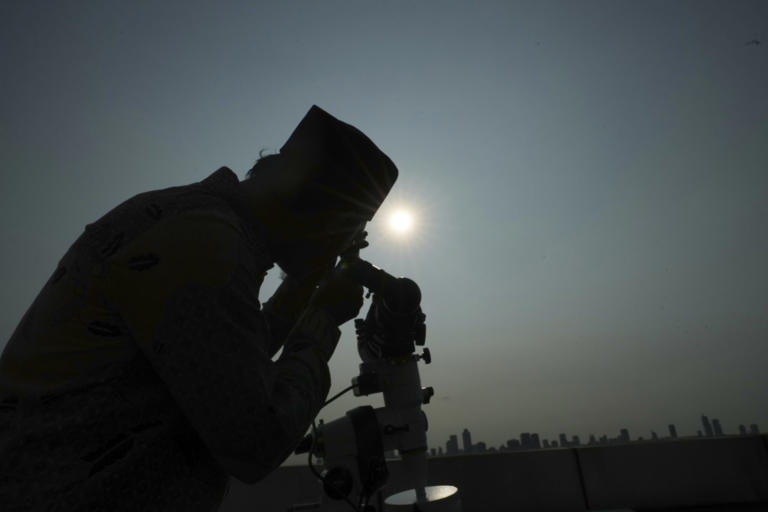 UK's royal astronomers join hunt for Ramadan's crescent moon