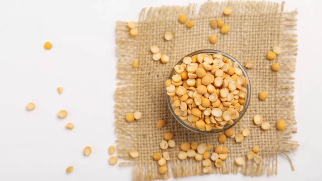How to make traditional lasuni dal tadka for lunch at home