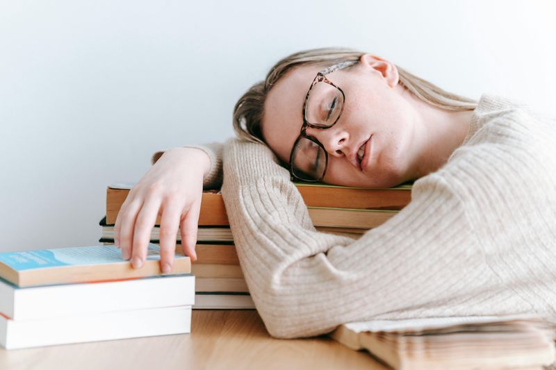 10 reasons your body and brain are begging for a midday nap