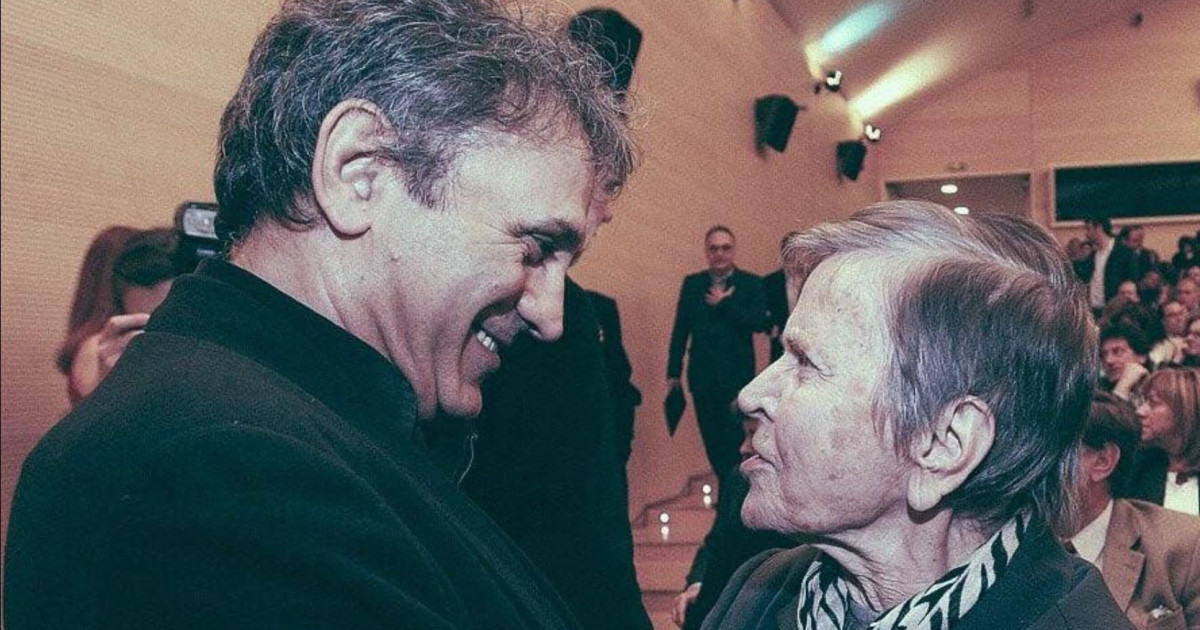 Ο Γιώργος Νταλάρας αποχαιρετά την Ελένη Γλύκατζη-Αρβελέρ με το τραγούδι ...