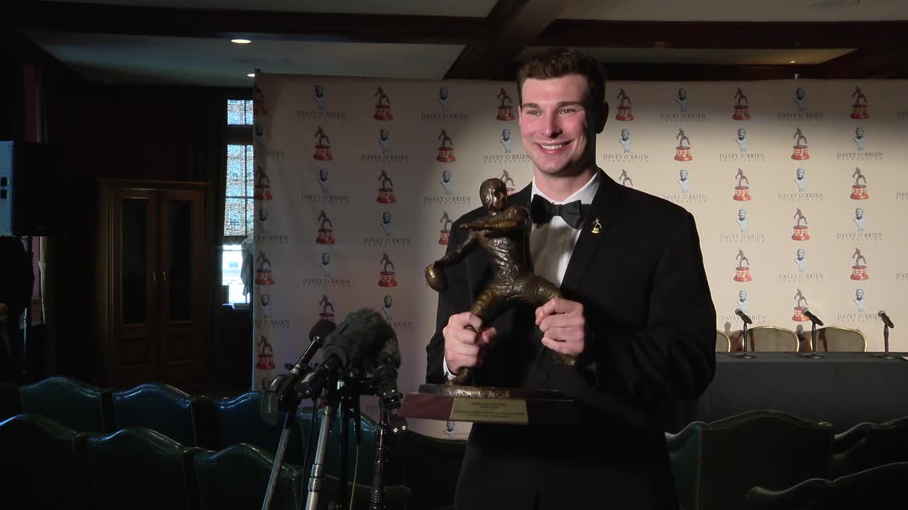 Indiana QB Fernando Mendoza wins 2026 Davey O’Brien Award in Fort Worth