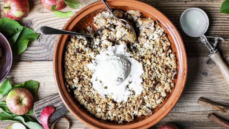 Jablečný crumble: Nejrychlejší koláč bez těsta, stačí vám jablka ...