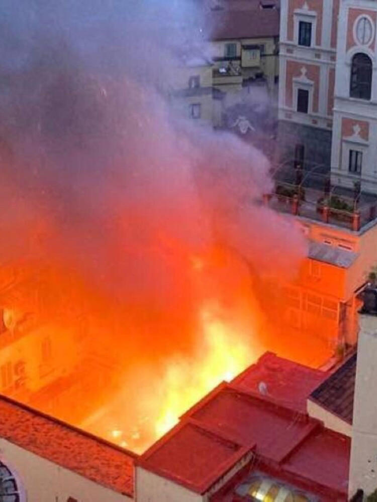 Napoli: in fiamme lo storico Teatro Sannazaro, la cupola crolla sulla ...