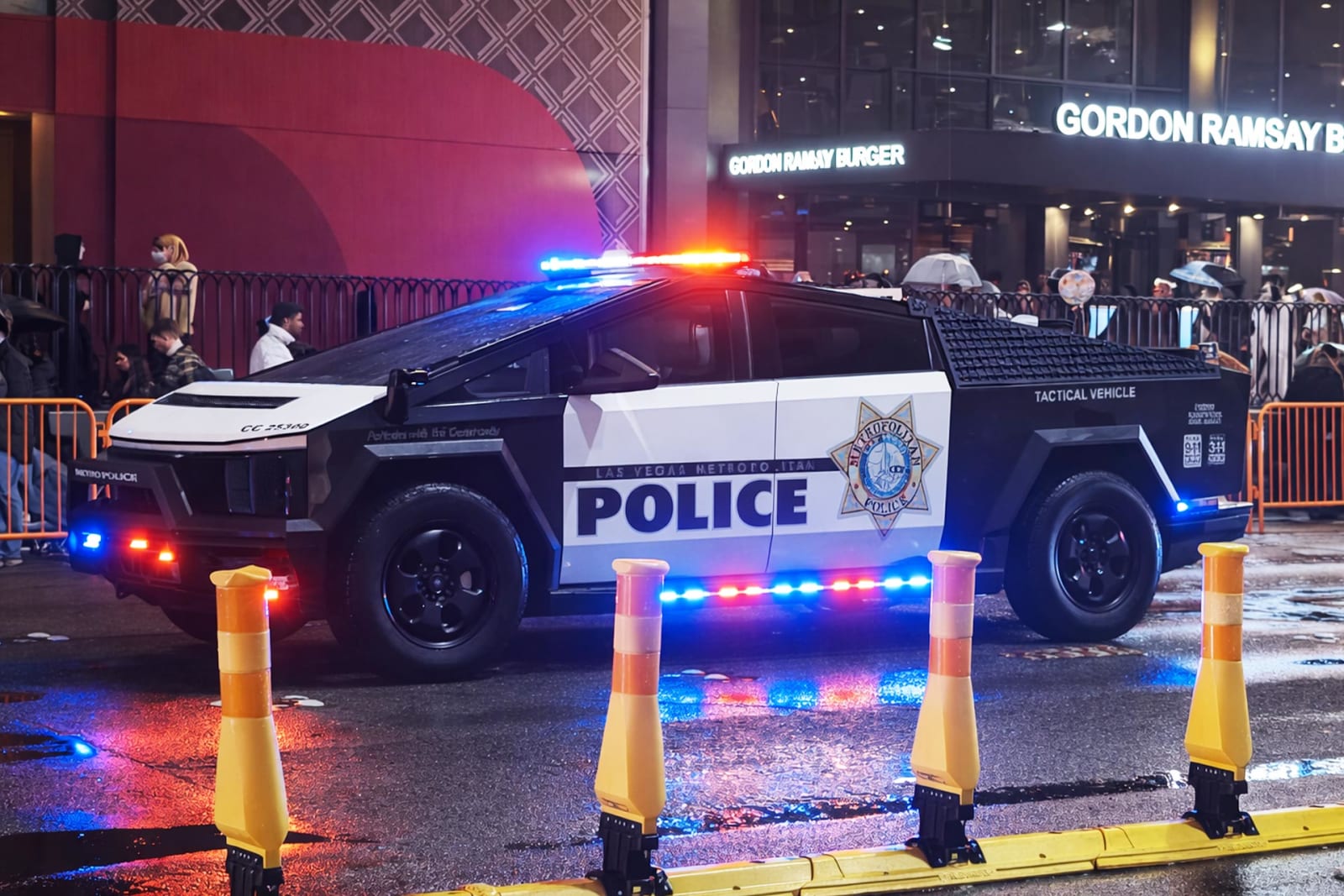 « On se croirait dans Blade Runner », un Tesla Cybertruck utilisé par ...