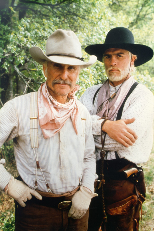 Tommy Lee Jones honors 'Lonesome Dove' costar Robert Duvall after death