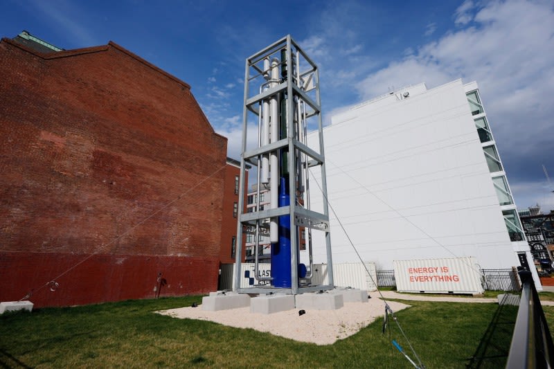 Military airlifts small reactor as part of a Trump project