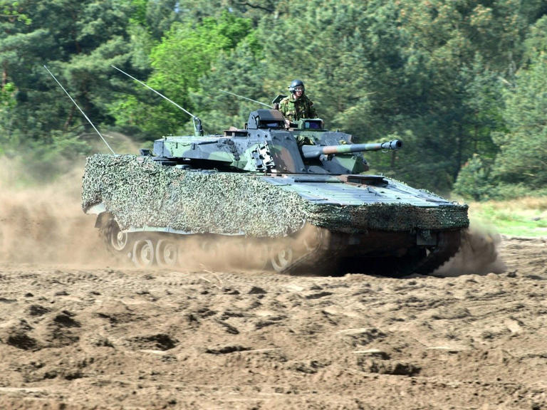 Do Česka se dere nový armádní dodavatel napojený i na Gripeny. Chce ...