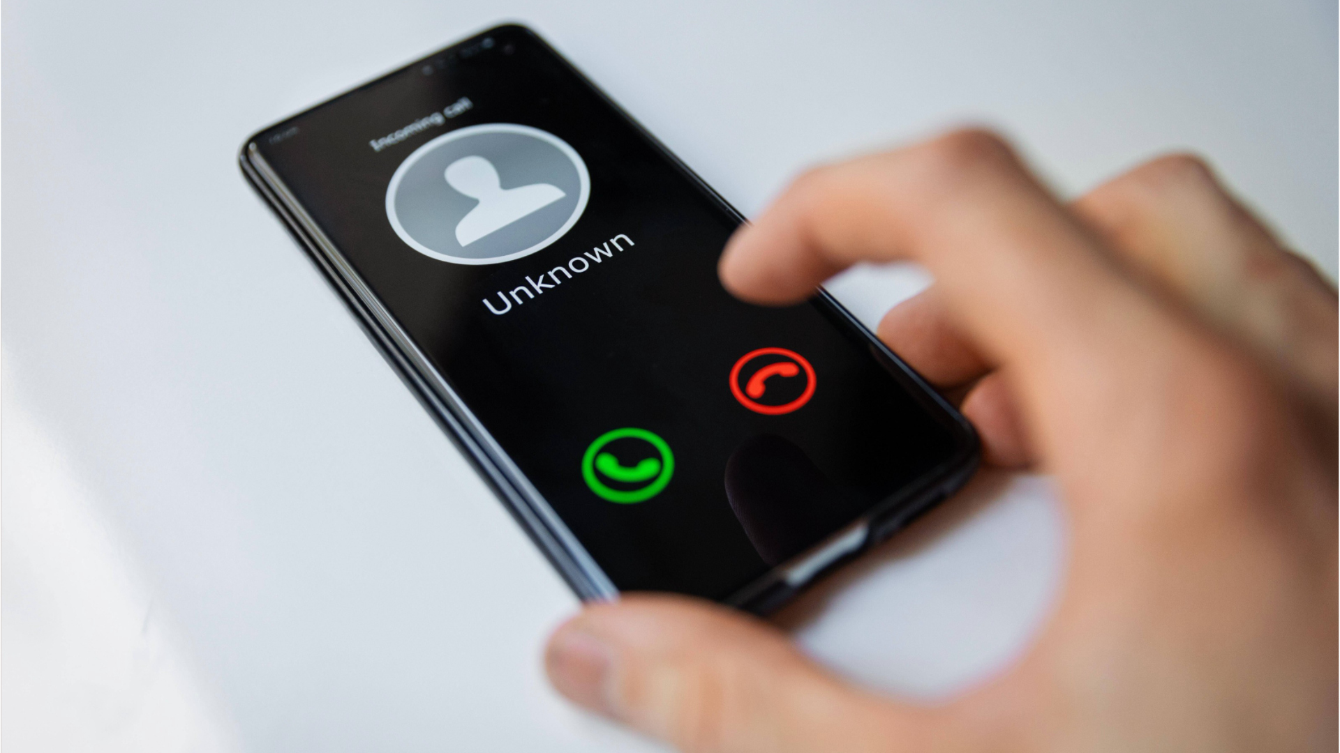 Betrug am Telefon: Dieses Wort sollte man bei einer unbekannten Nummer ...