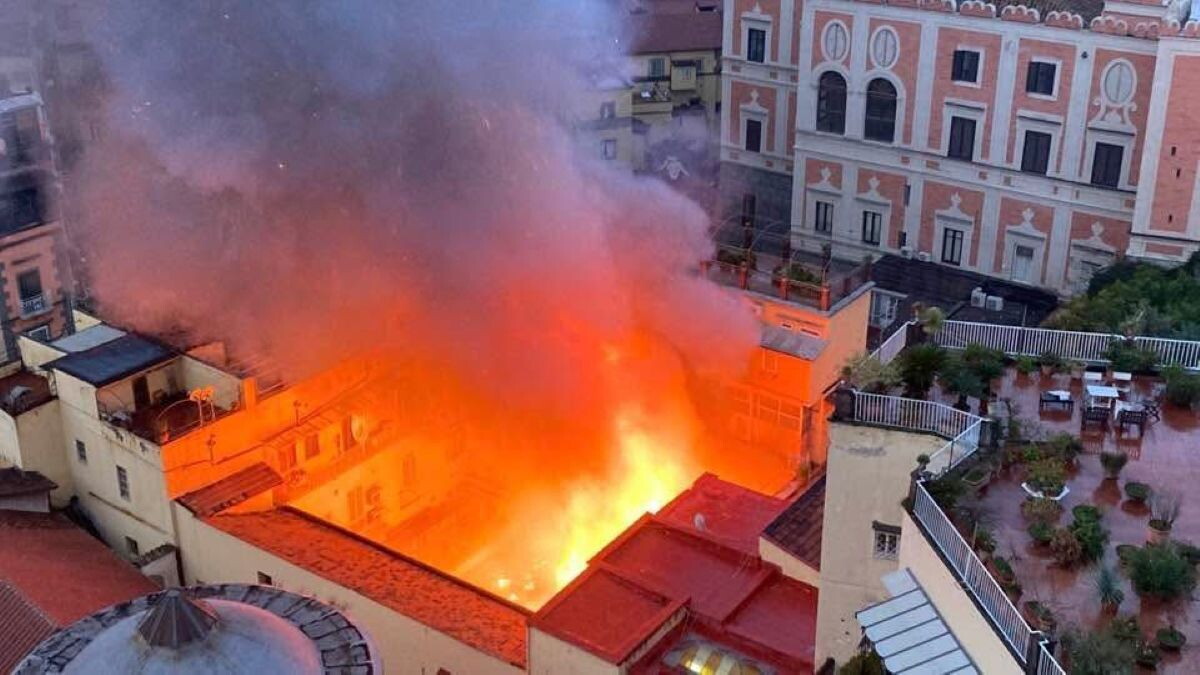 Napoli: in fiamme lo storico Teatro Sannazaro, la cupola crolla sulla ...