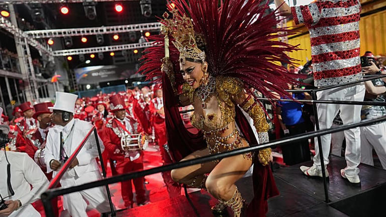 Brasil homenageia rainha do rock Rita Lee no Carnaval do Rio