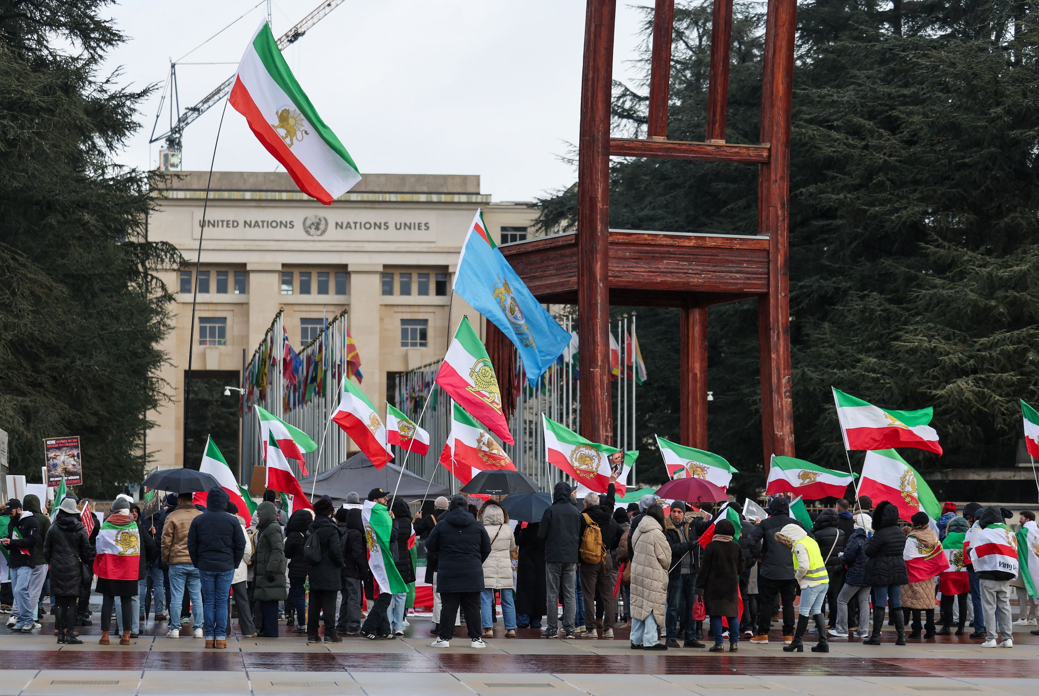 US and Iran resume nuclear talks amid heavy military buildup