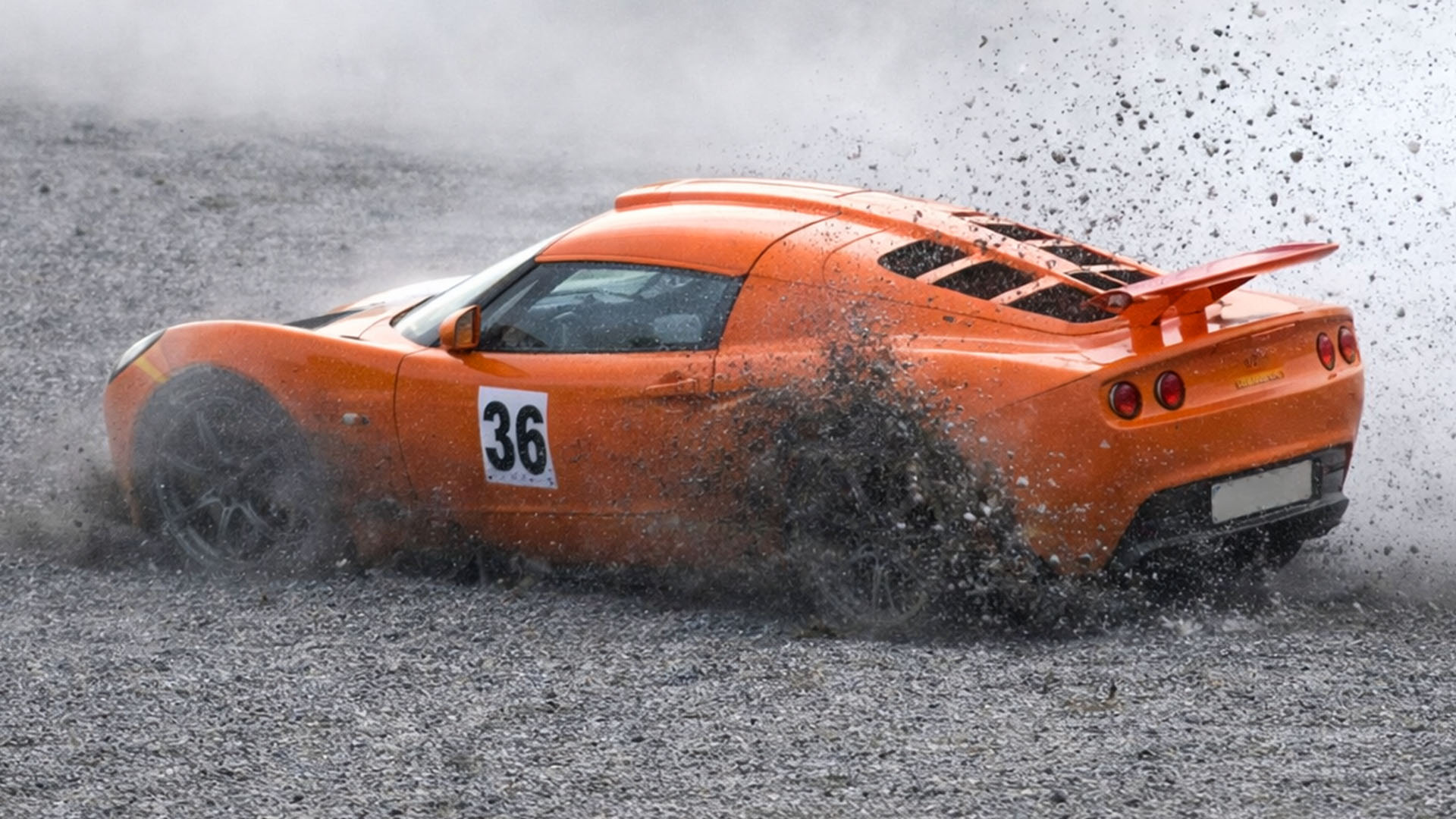 Fører kører af banen, men undgår uheld på Nürburgring