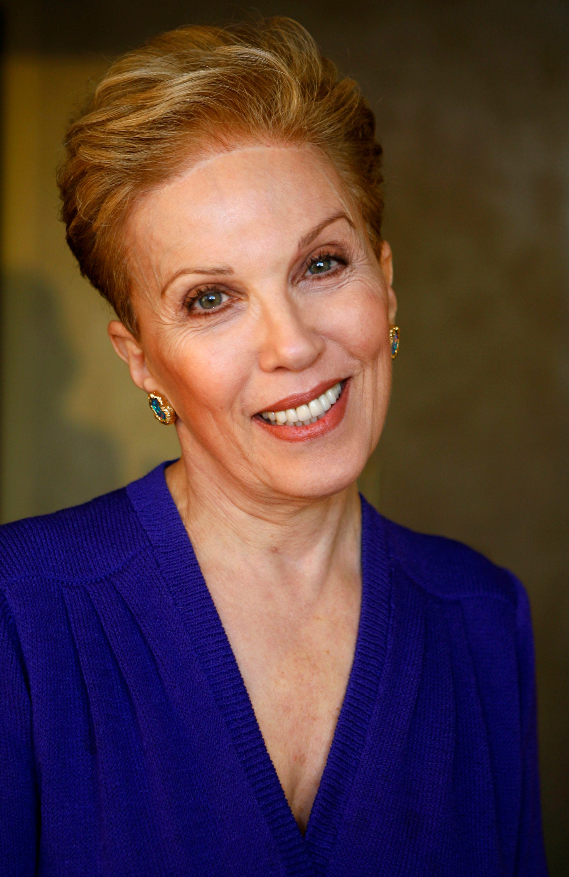 Dear Abby: Friend's wife told my boyfriend to keep her texts a secret