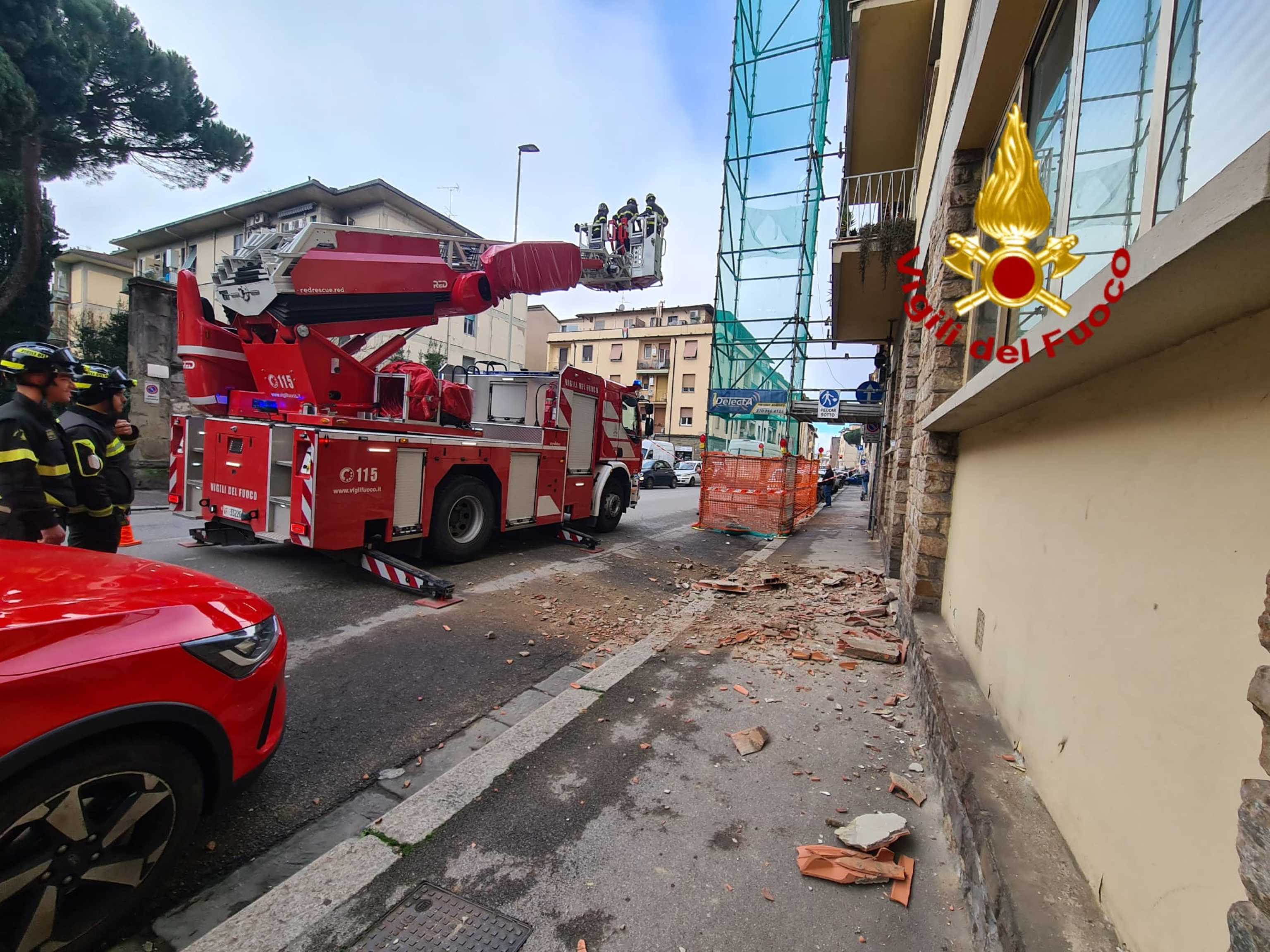 Cade parte sottotetto di un condominio a Firenze, ferite 2 passanti