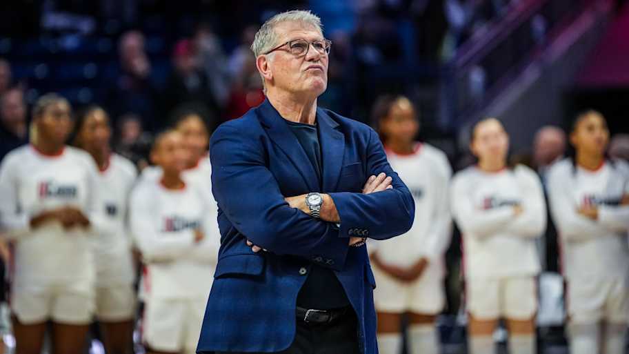 UConn ties historic mark with latest No. 1