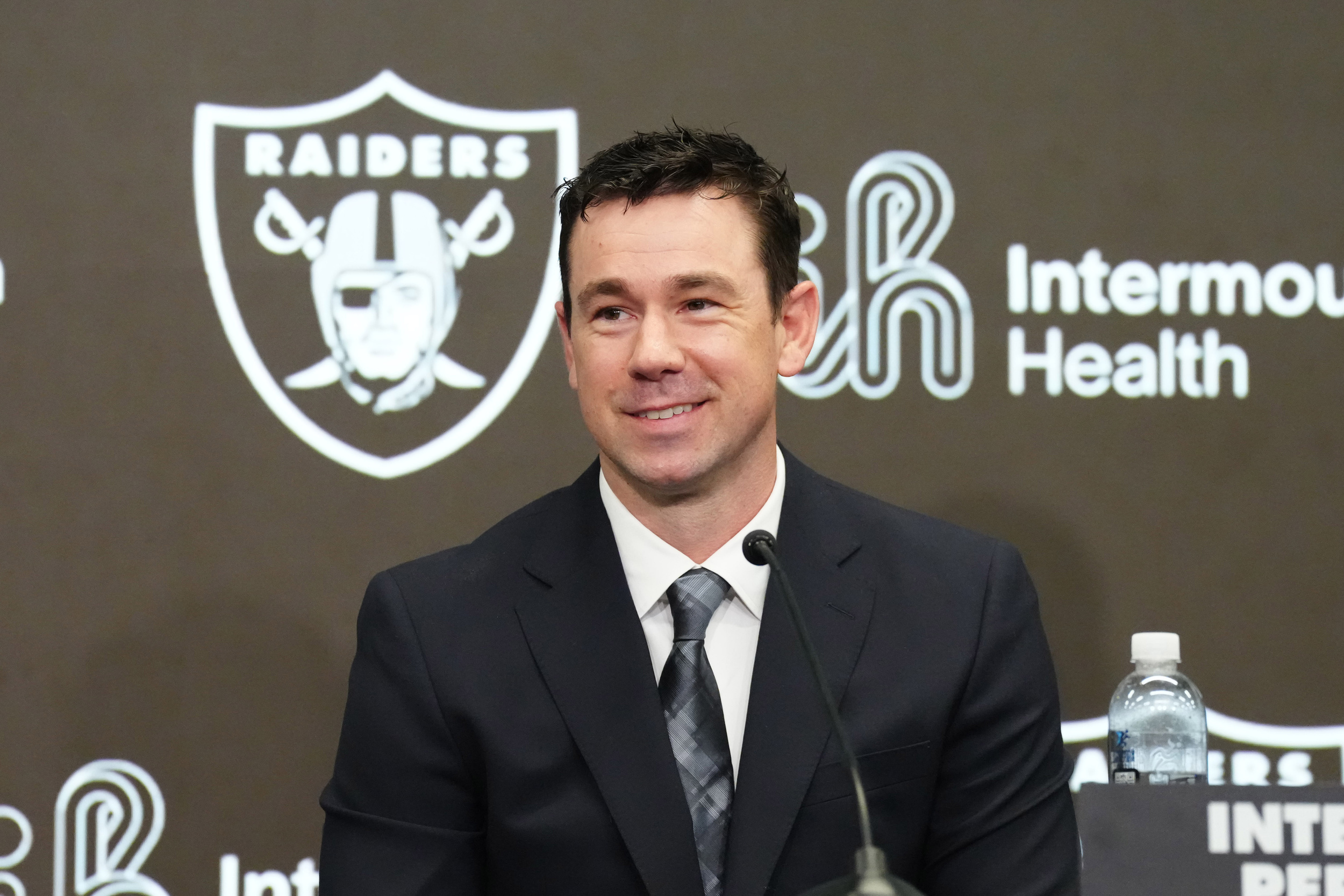 Raiders add Travis Smith, Rick Dennison to coaching staff