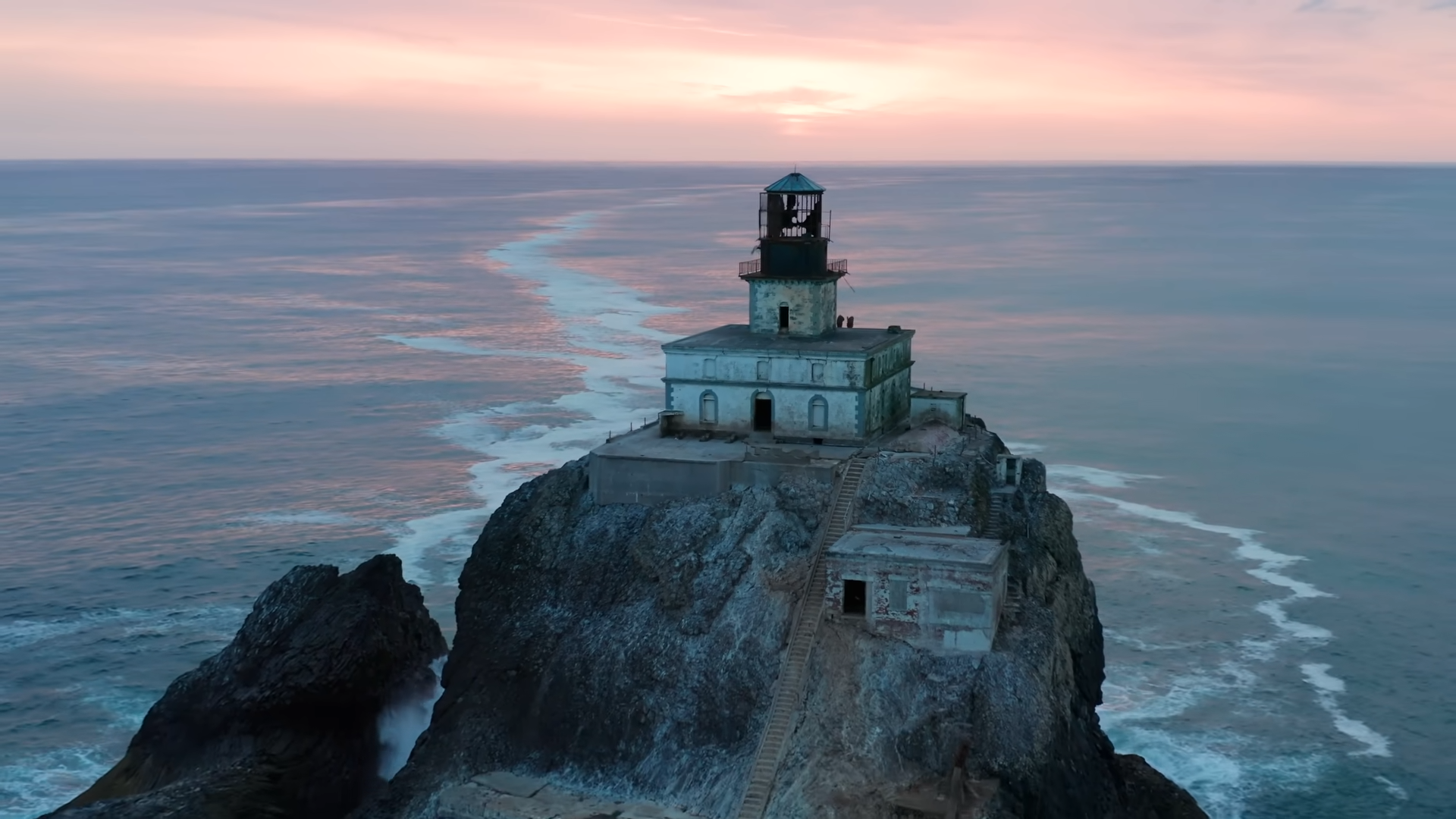 This lighthouse trapped its keepers with the Pacific Ocean