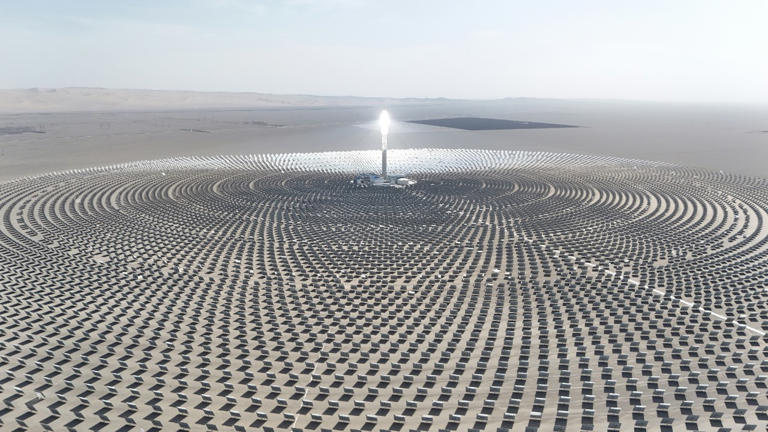 This strange fluid banks solar energy for months, then releases heat