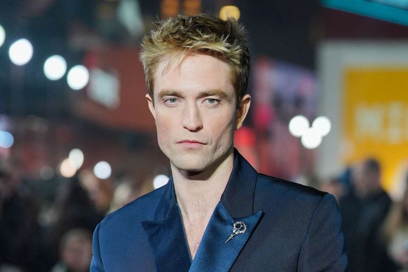 22 celebrities who hate being approached in real life